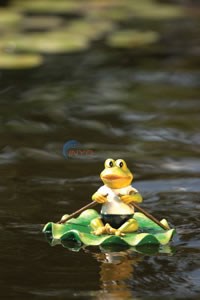 Aquascape Resin Floating Frog On Lily Pad Boat - 98223 - INYOPools.com